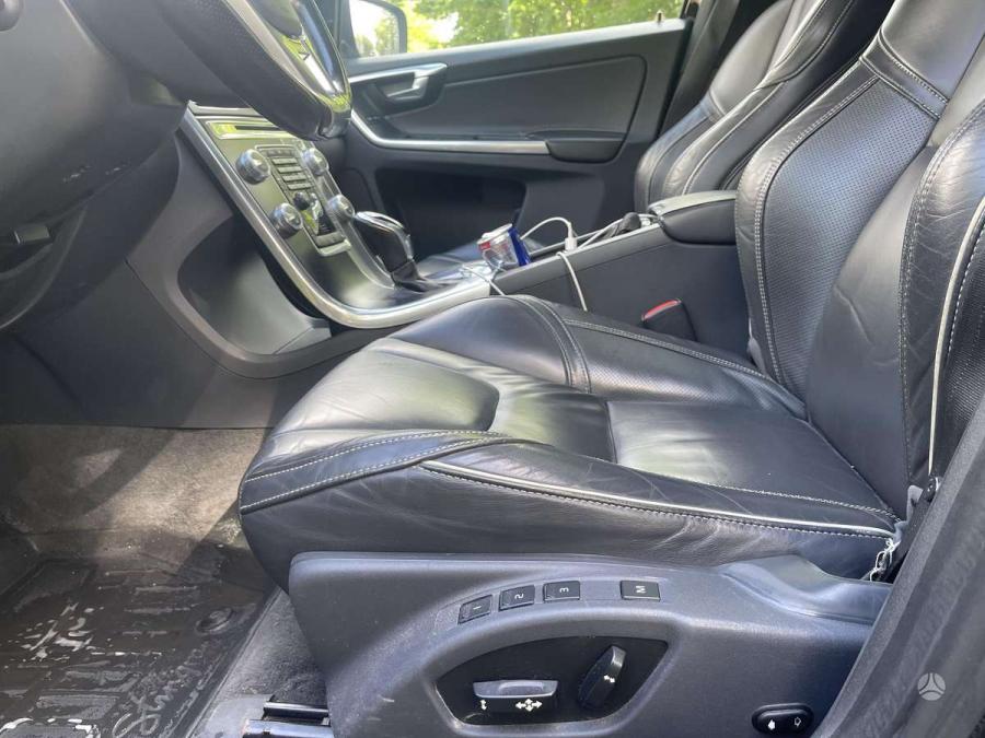 Black Volvo XC60 2015 in Vilnius, with an engine capacity of 1.98 L and mileage of 295 thousand km for 9000 €, photo 9 on AUTOMOTO.COM.LV
