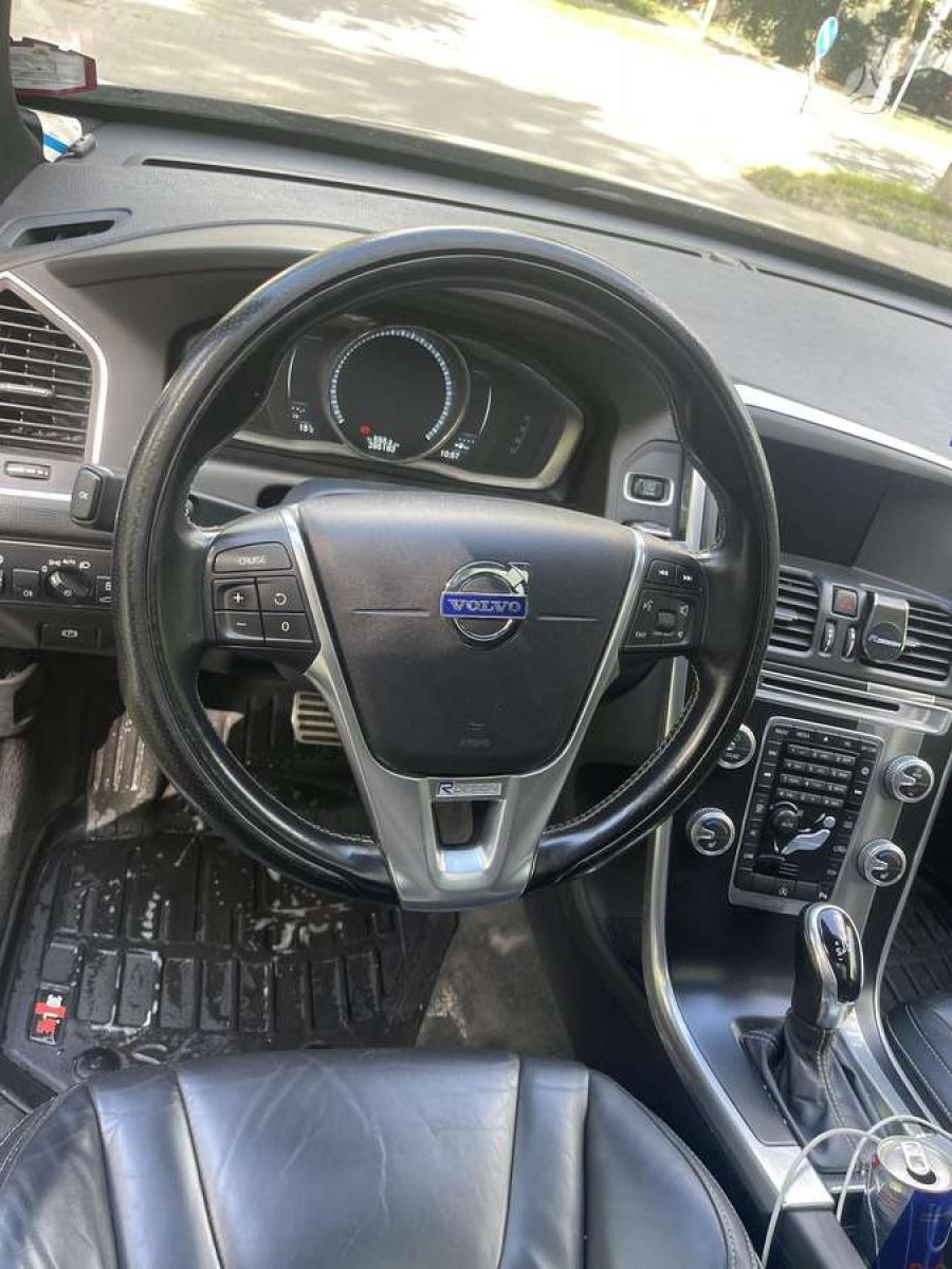 Black Volvo XC60 2015 in Vilnius, with an engine capacity of 1.98 L and mileage of 295 thousand km for 9000 €, photo 10 on AUTOMOTO.COM.LV