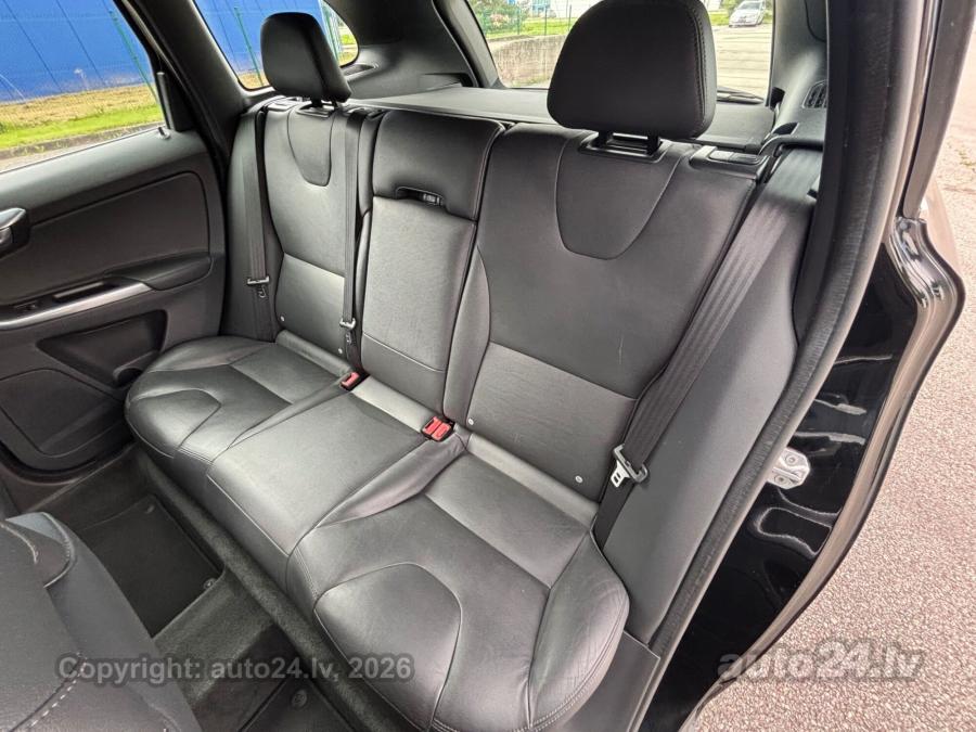 Melns Volvo XC60 2015 Paide, ar dzinēja tilpumu 2.00 L un nobraukumu 286 tūkst. km par 11490 €, foto 15 vietnē AUTOMOTO.COM.LV