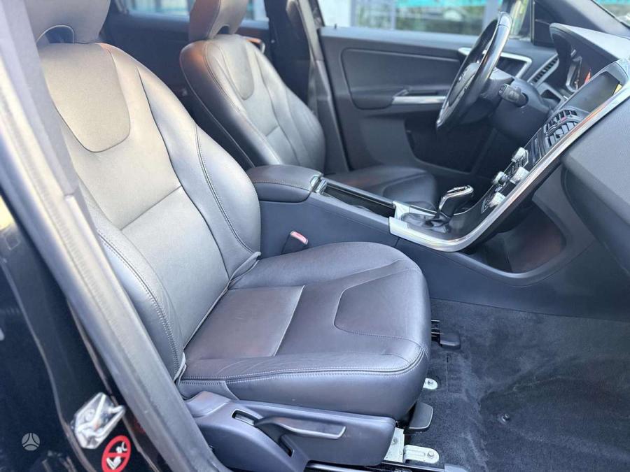 Black Volvo XC60 2015 in Taurage, with an engine capacity of 2.00 L and mileage of 200 thousand km for 9300 €, photo 11 on AUTOMOTO.COM.LV