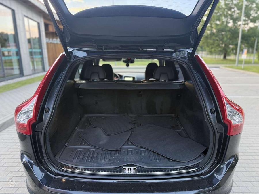 Black Volvo XC60 2015 in Taurage, with an engine capacity of 2.00 L and mileage of 200 thousand km for 9300 €, photo 14 on AUTOMOTO.COM.LV