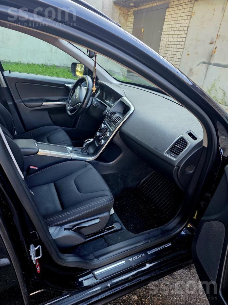 Black Volvo XC60 2015 in Riga, with an engine capacity of 2.00 L and mileage of 215 thousand km for 9000 €, photo 6 on AUTOMOTO.COM.LV