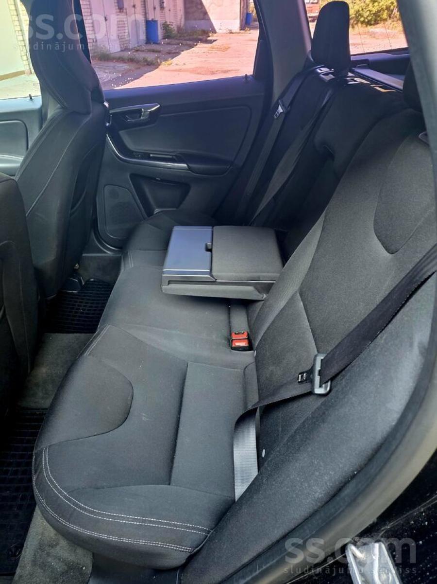 Black Volvo XC60 2015 in Riga, with an engine capacity of 2.00 L and mileage of 215 thousand km for 9000 €, photo 7 on AUTOMOTO.COM.LV