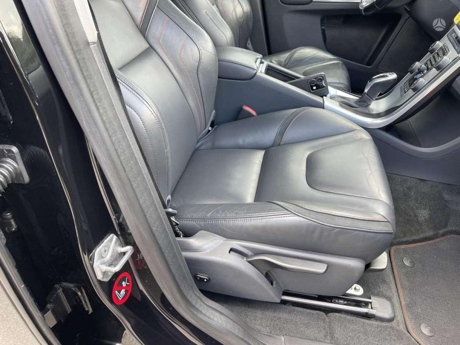 Melns Volvo XC60 2015 Kauņa, ar dzinēja tilpumu 1.97 L un nobraukumu 29 tūkst. km par 11750 €, foto 31 vietnē AUTOMOTO.COM.LV