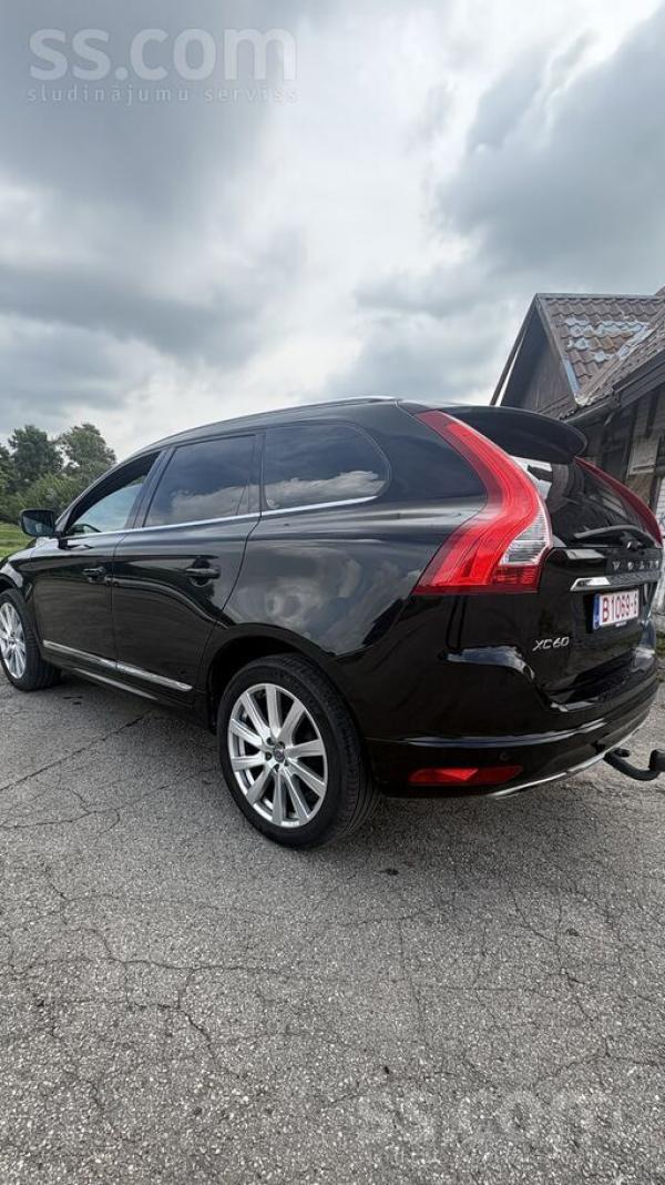 Black Volvo XC60 2015 in Ogre, with an engine capacity of 2.40 L and mileage of 229 thousand km for 13600 €, photo 7 on AUTOMOTO.COM.LV