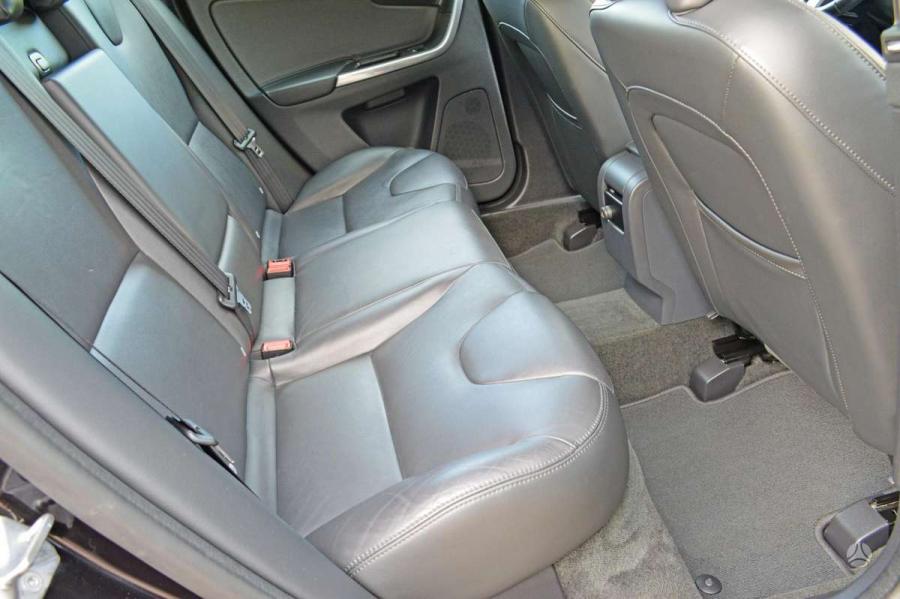 Melns Volvo XC60 2015 Viļņa, ar dzinēja tilpumu 2.00 L un nobraukumu 106 tūkst. km par 14550 €, foto 9 vietnē AUTOMOTO.COM.LV
