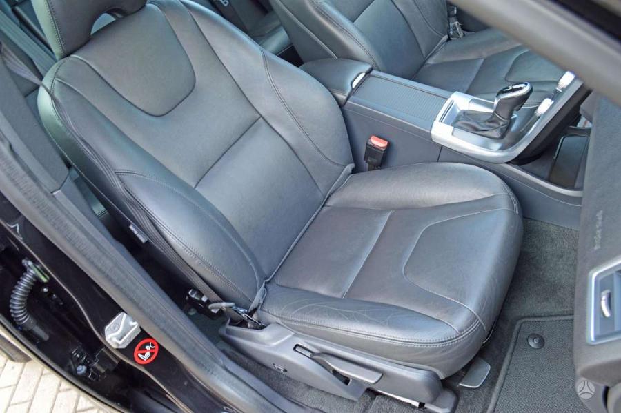 Melns Volvo XC60 2015 Viļņa, ar dzinēja tilpumu 2.00 L un nobraukumu 106 tūkst. km par 14550 €, foto 13 vietnē AUTOMOTO.COM.LV
