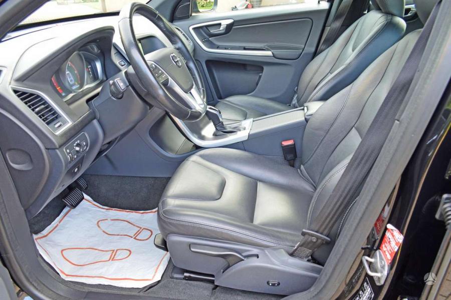 Melns Volvo XC60 2015 Viļņa, ar dzinēja tilpumu 2.00 L un nobraukumu 106 tūkst. km par 14550 €, foto 15 vietnē AUTOMOTO.COM.LV