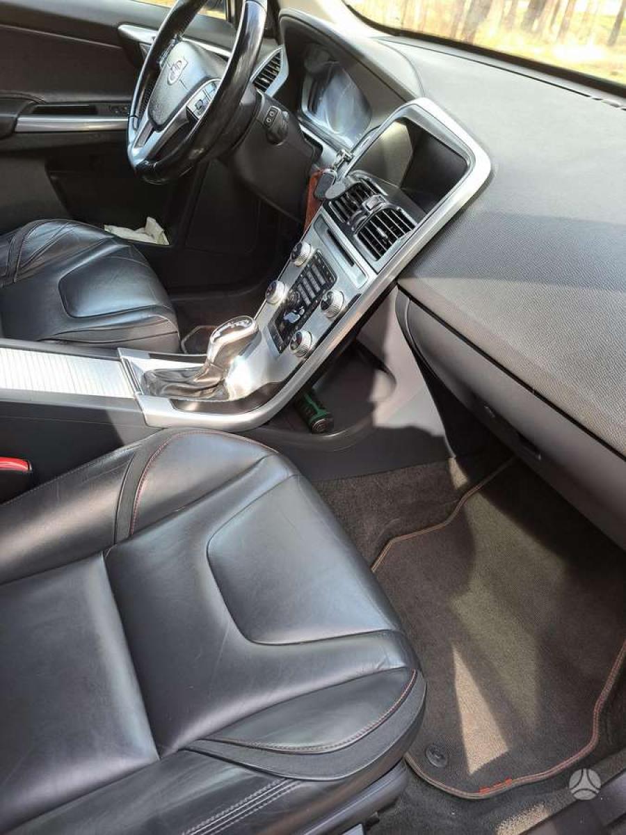 Black Volvo XC60 2015 in Ukmerge, with an engine capacity of 1.97 L and mileage of 310 thousand km for 8500 €, photo 11 on AUTOMOTO.COM.LV