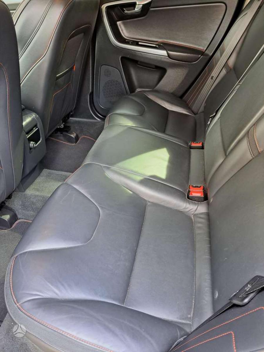 Black Volvo XC60 2015 in Ukmerge, with an engine capacity of 1.97 L and mileage of 310 thousand km for 8500 €, photo 12 on AUTOMOTO.COM.LV