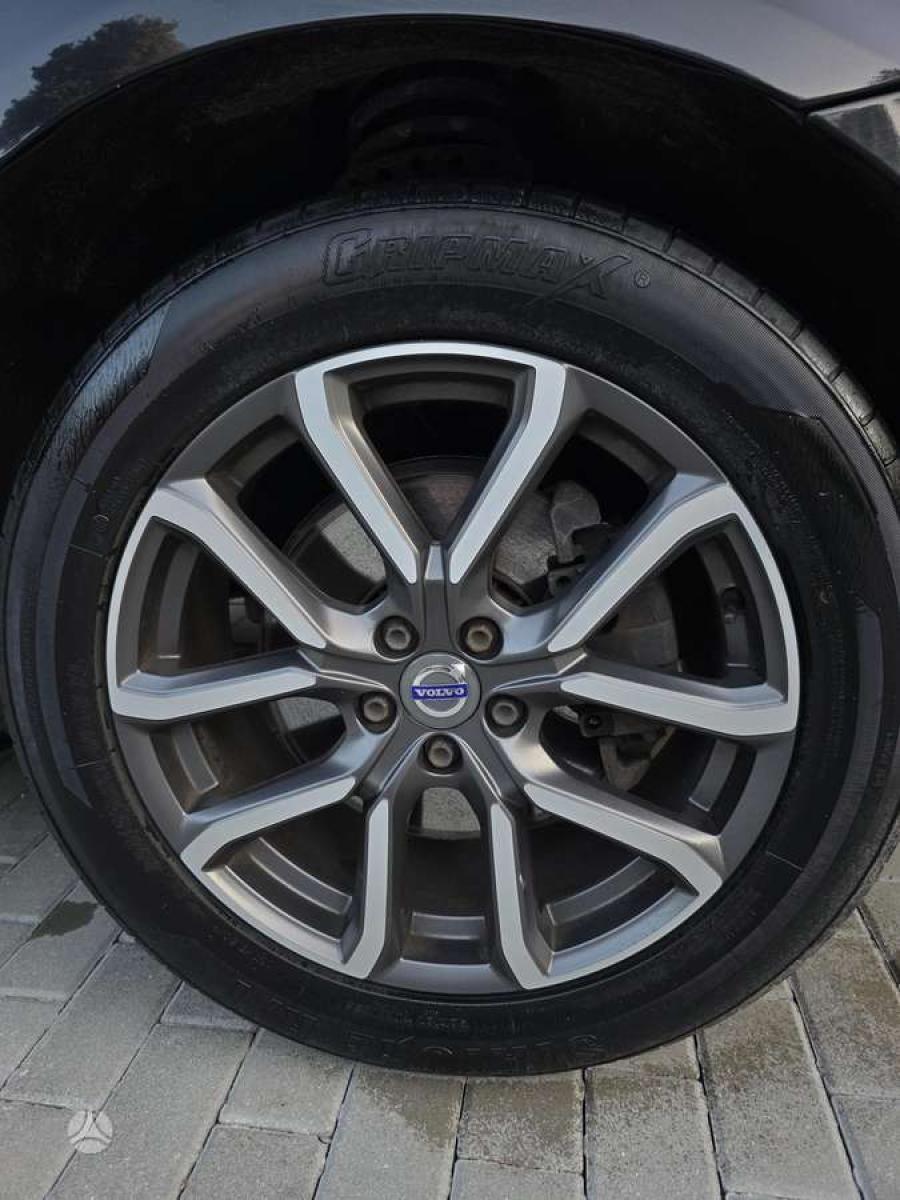 Black Volvo XC60 2015 in Kretinga, with an engine capacity of 2.40 L and mileage of 242 thousand km for 12200 €, photo 12 on AUTOMOTO.COM.LV