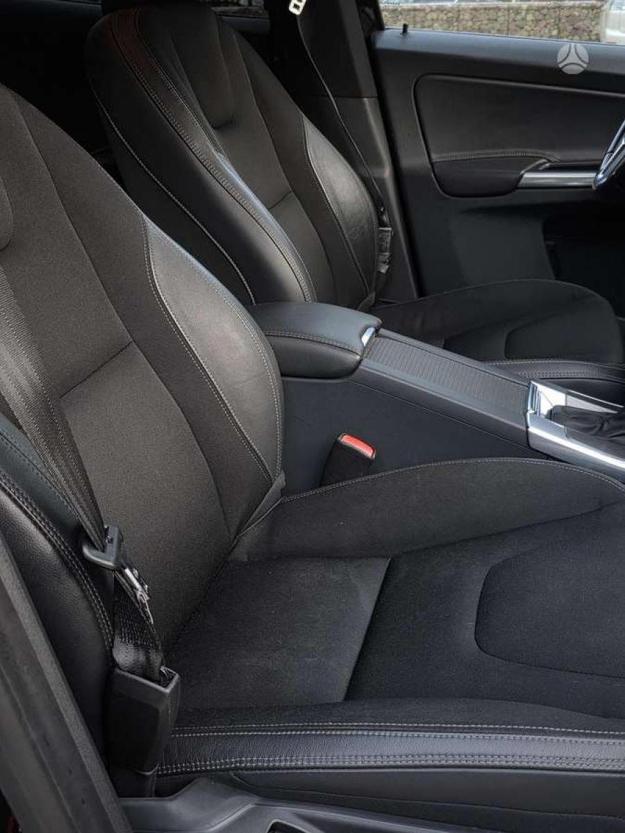 Black Volvo XC60 2015 in Kretinga, with an engine capacity of 2.40 L and mileage of 242 thousand km for 12200 €, photo 13 on AUTOMOTO.COM.LV