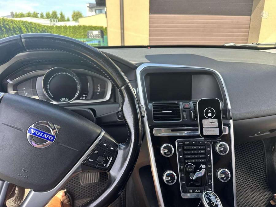 Black Volvo XC60 2015 in Kaunas, with an engine capacity of 2.40 L and mileage of 333 thousand km for 10000 €, photo 5 on AUTOMOTO.COM.LV