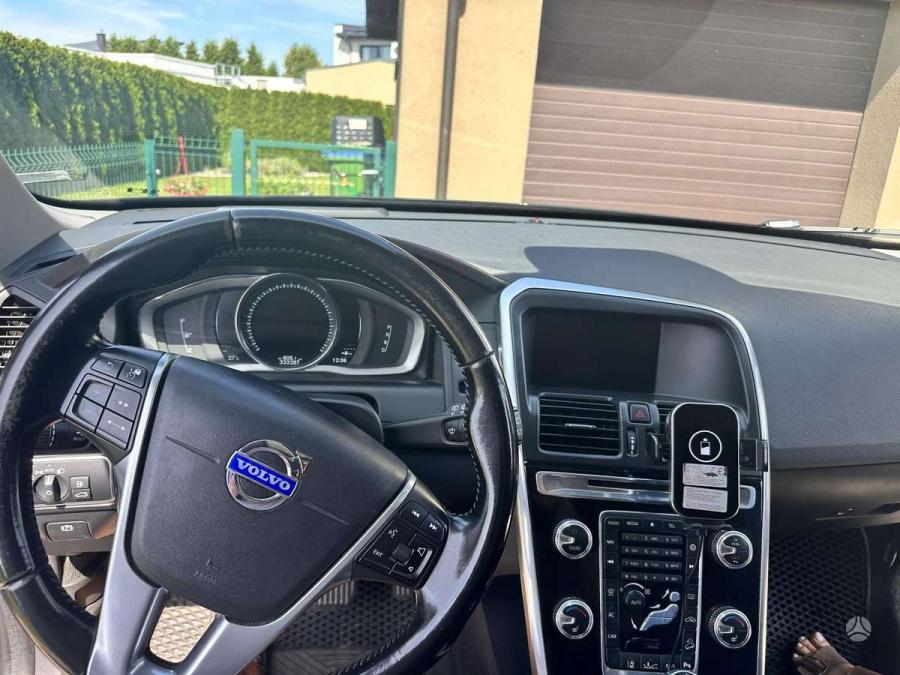 Black Volvo XC60 2015 in Kaunas, with an engine capacity of 2.40 L and mileage of 333 thousand km for 10000 €, photo 7 on AUTOMOTO.COM.LV