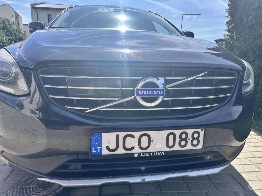 Black Volvo XC60 2015 in Kaunas, with an engine capacity of 2.40 L and mileage of 333 thousand km for 10000 €, photo 8 on AUTOMOTO.COM.LV