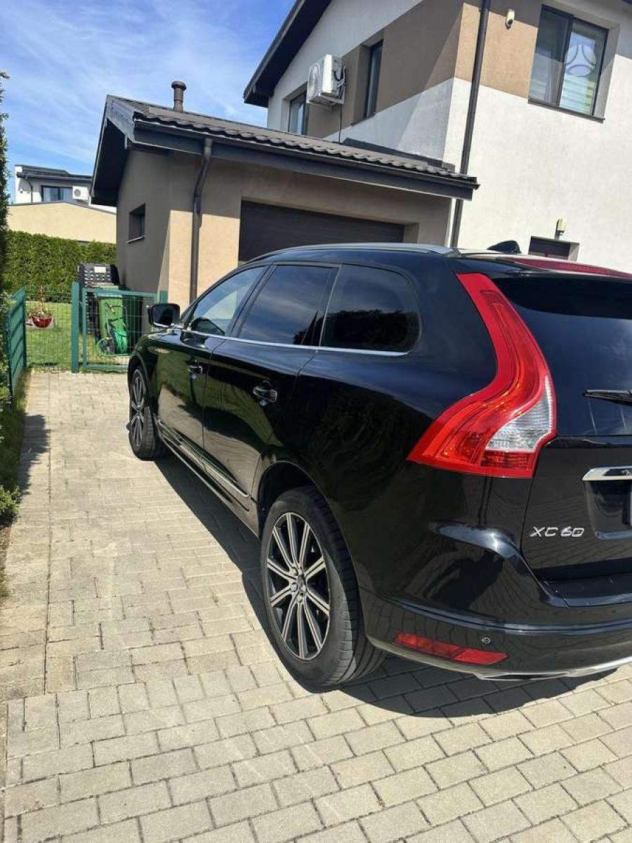 Black Volvo XC60 2015 in Kaunas, with an engine capacity of 2.40 L and mileage of 333 thousand km for 10000 €, photo 10 on AUTOMOTO.COM.LV