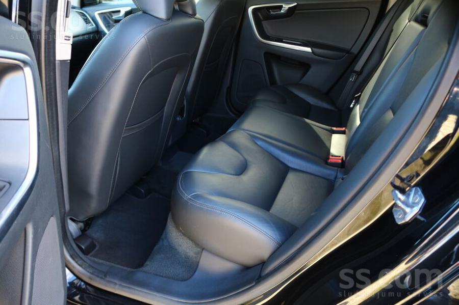Melns Volvo XC60 2015 Rīga, ar dzinēja tilpumu 2.40 L un nobraukumu 229 tūkst. km par 14790 €, foto 21 vietnē AUTOMOTO.COM.LV