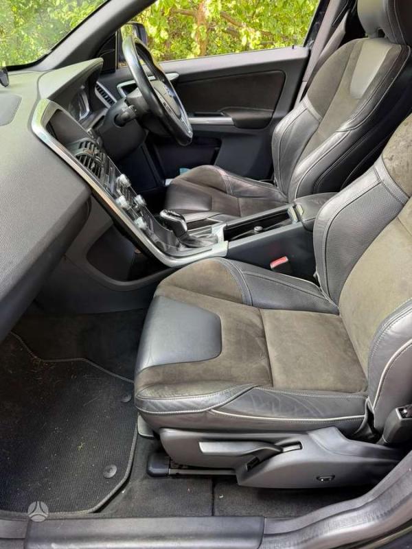 Volvo XC60 2015 in Gargzdai on AUTOMOTO.COM.LV Black Volvo XC60 2015 in Gargzdai, with an engine capacity of 2.40 L and mileage of 250 thousand km for 4899 β¬, photo 11 on AUTOMOTO.COM.LV