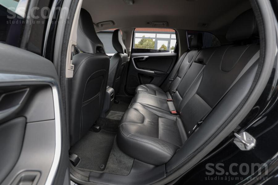 Melns Volvo XC60 2015 Jelgava, ar dzinēja tilpumu 2.00 L un nobraukumu 0 tūkst. km par 12990 €, foto 11 vietnē AUTOMOTO.COM.LV