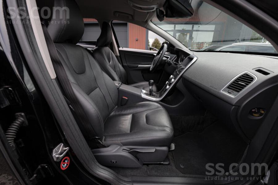 Melns Volvo XC60 2015 Jelgava, ar dzinēja tilpumu 2.00 L un nobraukumu 0 tūkst. km par 12990 €, foto 13 vietnē AUTOMOTO.COM.LV