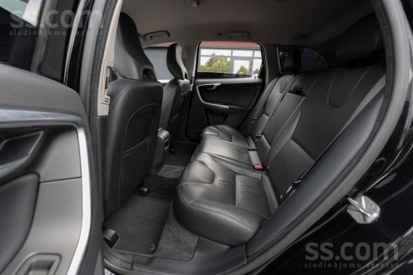 Melns Volvo XC60 2015 Jelgava, ar dzinēja tilpumu 2.00 L un nobraukumu 0 tūkst. km par 12990 €, foto 11 vietnē AUTOMOTO.COM.LV
