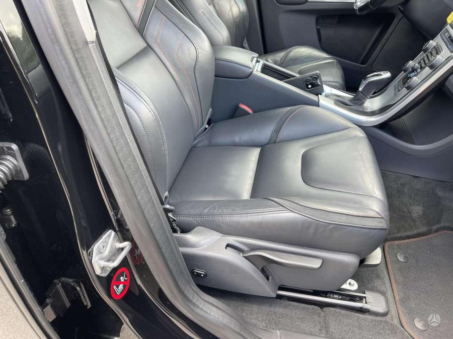 Melns Volvo XC60 2015 Kauņa, ar dzinēja tilpumu 1.97 L un nobraukumu 287 tūkst. km par 10950 €, foto 31 vietnē AUTOMOTO.COM.LV
