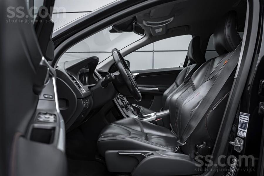 Melns Volvo XC60 2015 Rīga, ar dzinēja tilpumu 2.00 L un nobraukumu 227 tūkst. km par 10950 €, foto 12 vietnē AUTOMOTO.COM.LV