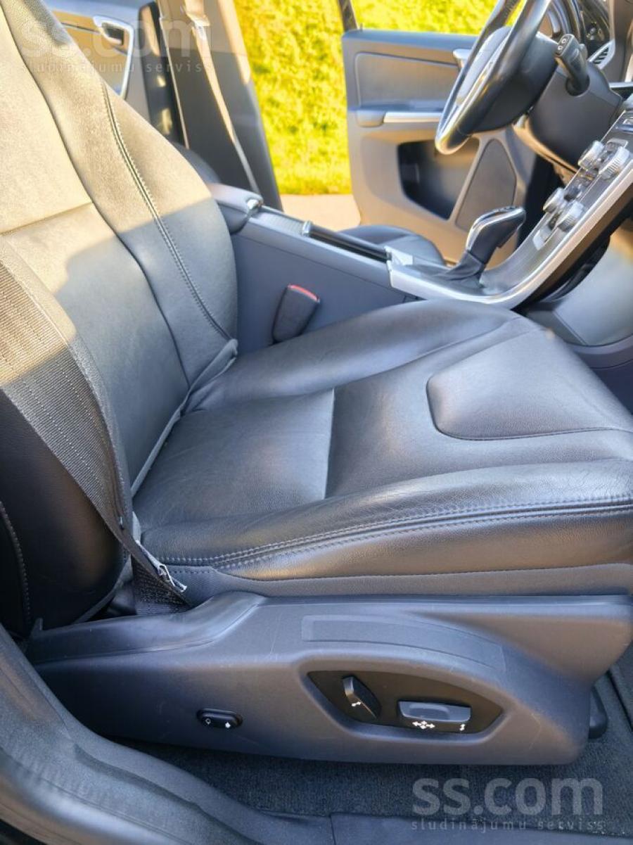 Melns Volvo XC60 2015 Daugavpils, ar dzinēja tilpumu 2.00 L un nobraukumu 170 tūkst. km par 14500 €, foto 14 vietnē AUTOMOTO.COM.LV