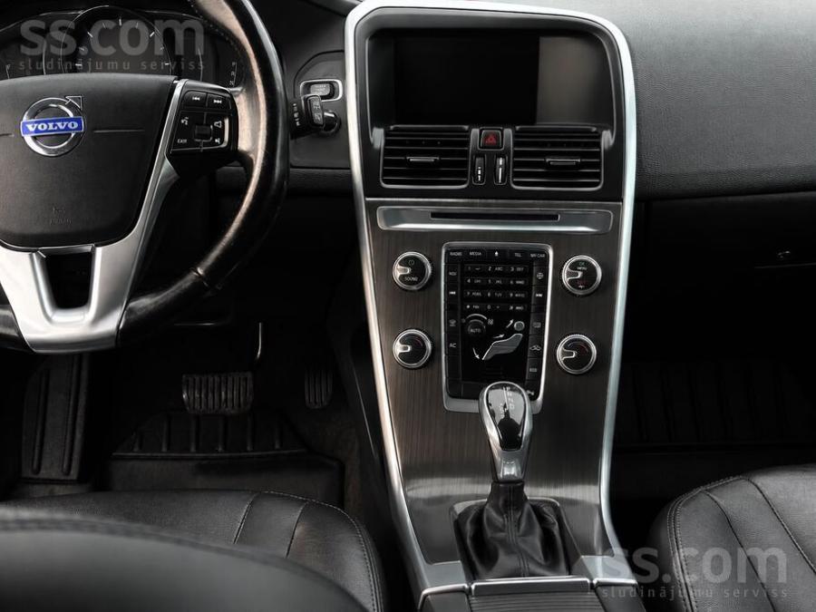 Melns Volvo XC60 2015 Rīga, ar dzinēja tilpumu 2.00 L un nobraukumu 286 tūkst. km par 9500 €, foto 3 vietnē AUTOMOTO.COM.LV