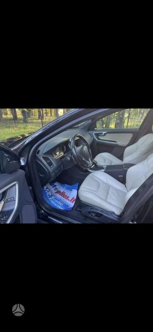 Black Volvo XC60 2015 in Vilnius, with an engine capacity of 2.40 L and mileage of 314 thousand km for 12890 €, photo 15 on AUTOMOTO.COM.LV