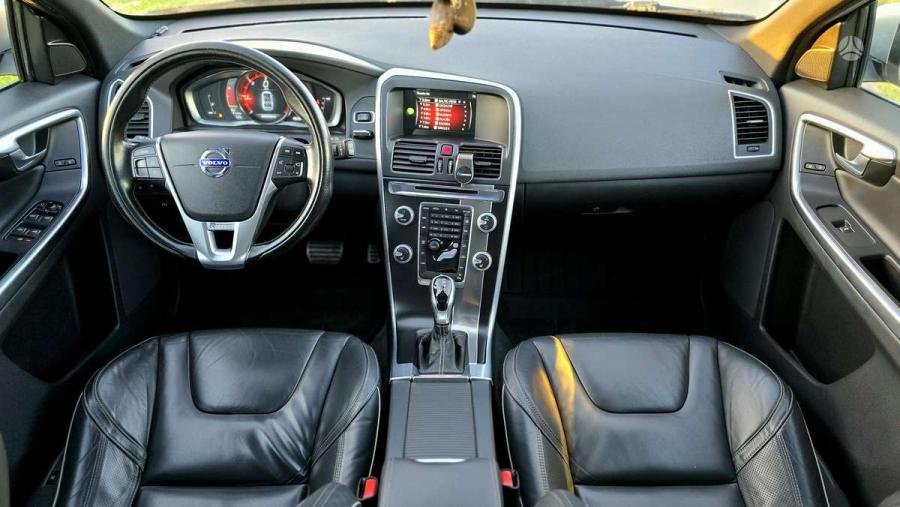 Black Volvo XC60 2015 in Siauliai, with an engine capacity of 1.98 L and mileage of 295 thousand km for 8950 €, photo 8 on AUTOMOTO.COM.LV