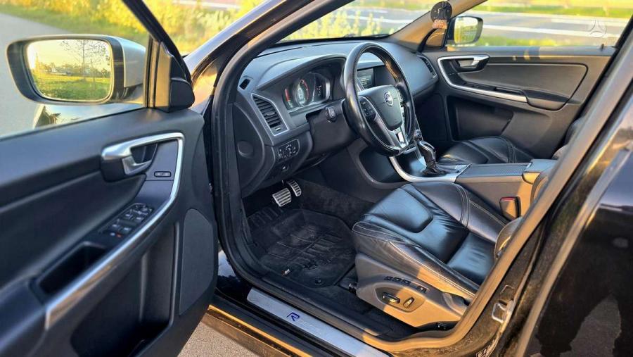 Black Volvo XC60 2015 in Siauliai, with an engine capacity of 1.98 L and mileage of 295 thousand km for 8950 €, photo 10 on AUTOMOTO.COM.LV
