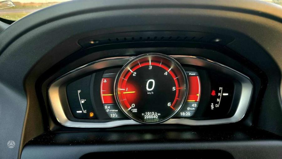 Black Volvo XC60 2015 in Siauliai, with an engine capacity of 1.98 L and mileage of 295 thousand km for 8950 €, photo 12 on AUTOMOTO.COM.LV