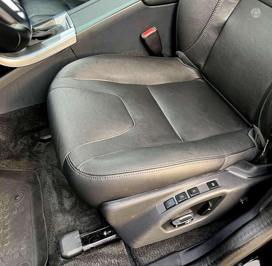 Black Volvo XC60 2015 in Utena, with an engine capacity of 2.40 L and mileage of 250 thousand km for 13750 €, photo 15 on AUTOMOTO.COM.LV