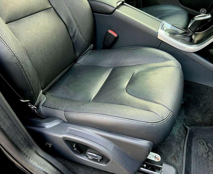 Black Volvo XC60 2015 in Utena, with an engine capacity of 2.40 L and mileage of 250 thousand km for 13750 €, photo 26 on AUTOMOTO.COM.LV