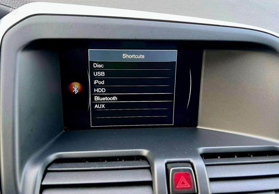Black Volvo XC60 2015 in Utena, with an engine capacity of 2.40 L and mileage of 250 thousand km for 13750 €, photo 33 on AUTOMOTO.COM.LV