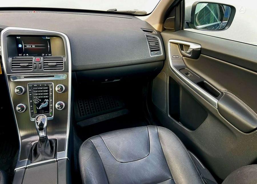 Black Volvo XC60 2015 in Utena, with an engine capacity of 2.40 L and mileage of 250 thousand km for 13750 €, photo 42 on AUTOMOTO.COM.LV