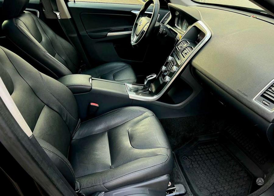 Black Volvo XC60 2015 in Utena, with an engine capacity of 2.40 L and mileage of 250 thousand km for 13750 €, photo 45 on AUTOMOTO.COM.LV