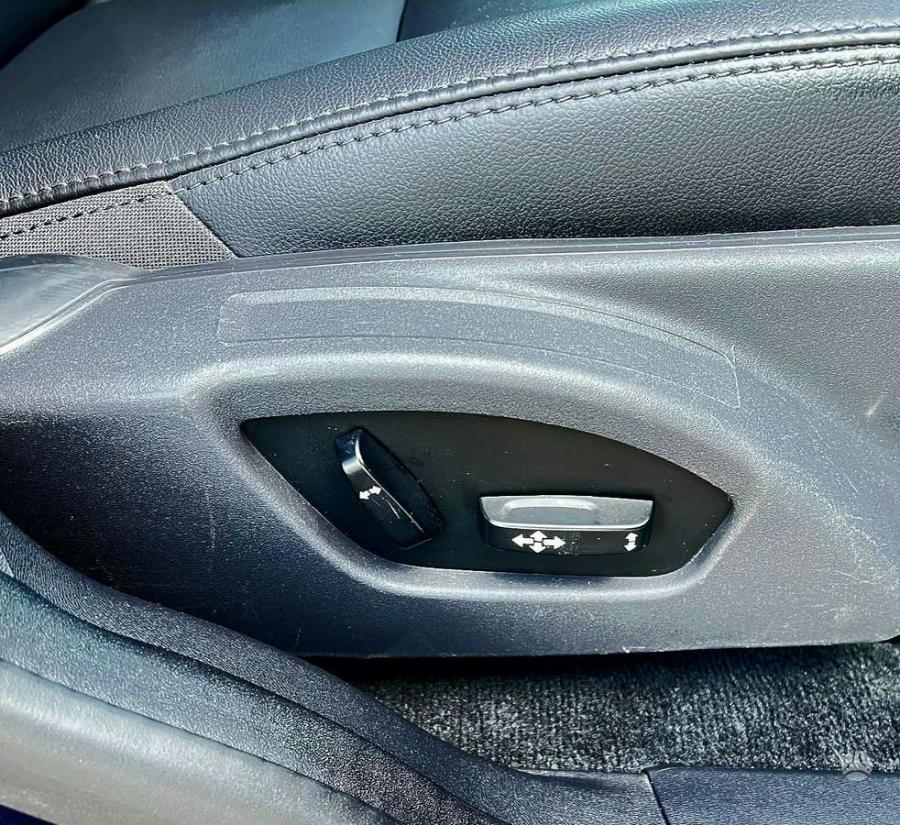 Black Volvo XC60 2015 in Utena, with an engine capacity of 2.40 L and mileage of 250 thousand km for 13750 €, photo 47 on AUTOMOTO.COM.LV