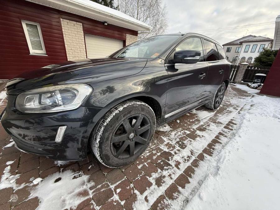 Melns Volvo XC60 2016 Viļņa, ar dzinēja tilpumu 2.95 L un nobraukumu 126 tūkst. km par 14999 €, foto 3 vietnē AUTOMOTO.COM.LV