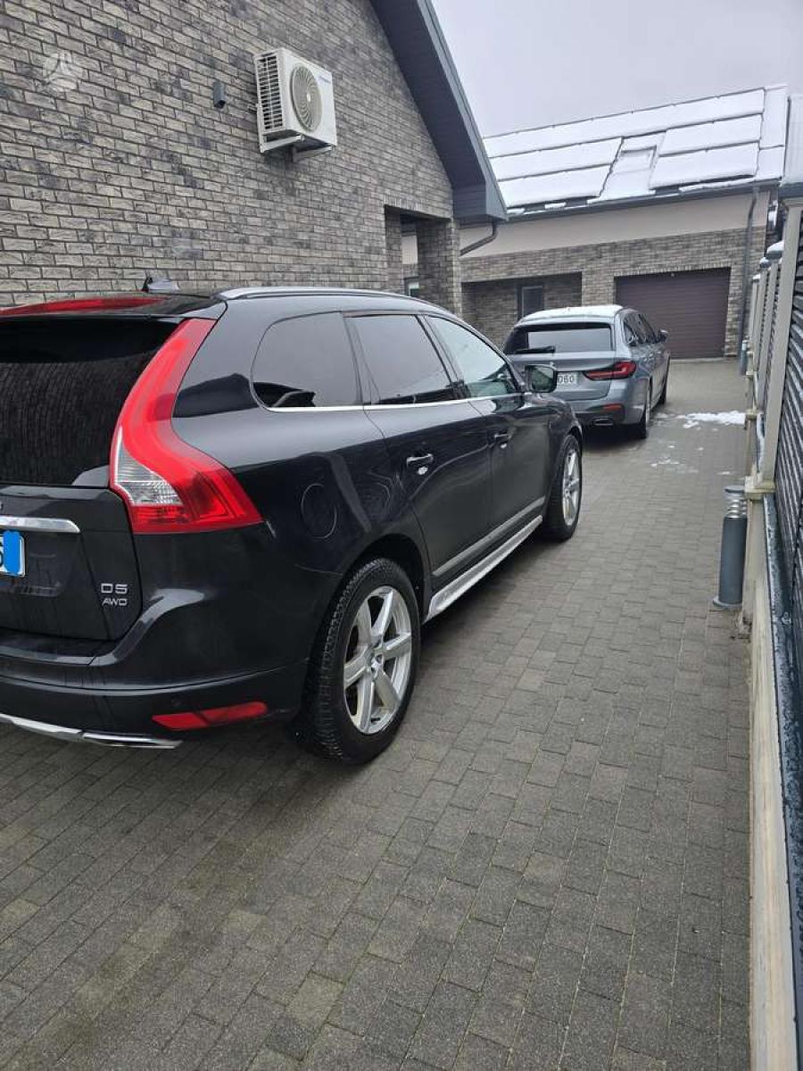 Black Volvo XC60 2016 in Taurage, with an engine capacity of 2.40 L and mileage of 120 thousand km for 14300 €, photo 11 on AUTOMOTO.COM.LV