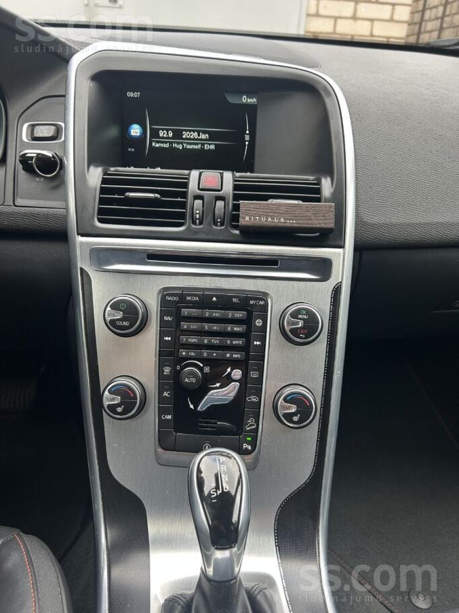 Melns Volvo XC60 2016 Daugavpils, ar dzinēja tilpumu 2.40 L un nobraukumu 260 tūkst. km par 16500 €, foto 8 vietnē AUTOMOTO.COM.LV