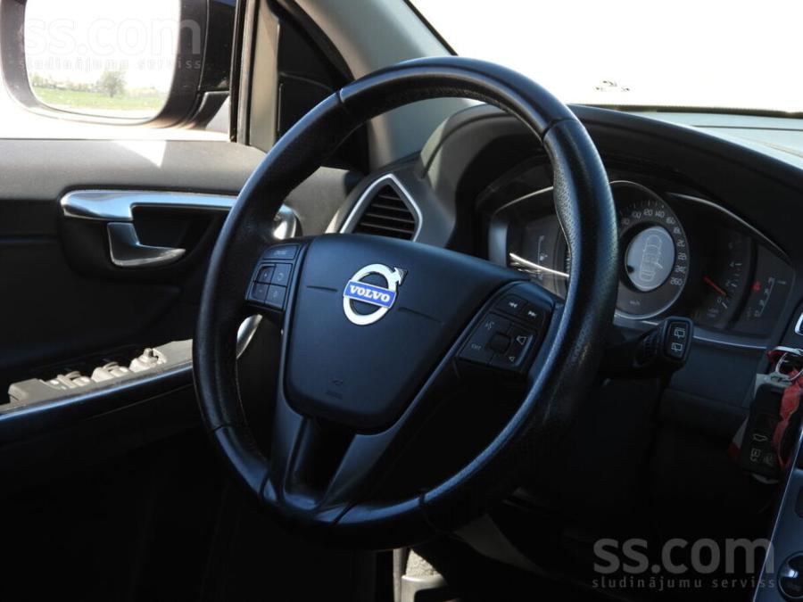 Black Volvo XC60 2016 in Riga, with an engine capacity of 2.00 L and mileage of 334 thousand km for 12900 €, photo 13 on AUTOMOTO.COM.LV