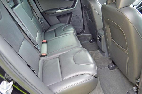 Black Volvo XC60 2016 in Vilnius, with an engine capacity of 2.00 L and mileage of 168 thousand km for 14950 €, photo 8 on AUTOMOTO.COM.LV