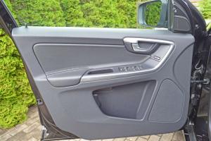 Black Volvo XC60 2016 in Vilnius, with an engine capacity of 2.00 L and mileage of 168 thousand km for 14950 €, photo 18 on AUTOMOTO.COM.LV