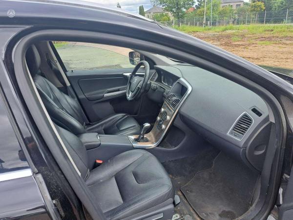 Black Volvo XC60 2016 in Taurage, with an engine capacity of 1.98 L and mileage of 280 thousand km for 6200 €, photo 10 on AUTOMOTO.COM.LV
