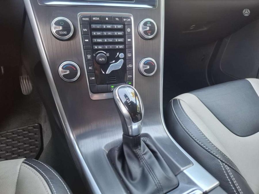 Melns Volvo XC60 2016 Viļņa, ar dzinēja tilpumu 1.97 L un nobraukumu 281 tūkst. km par 9900 €, foto 17 vietnē AUTOMOTO.COM.LV
