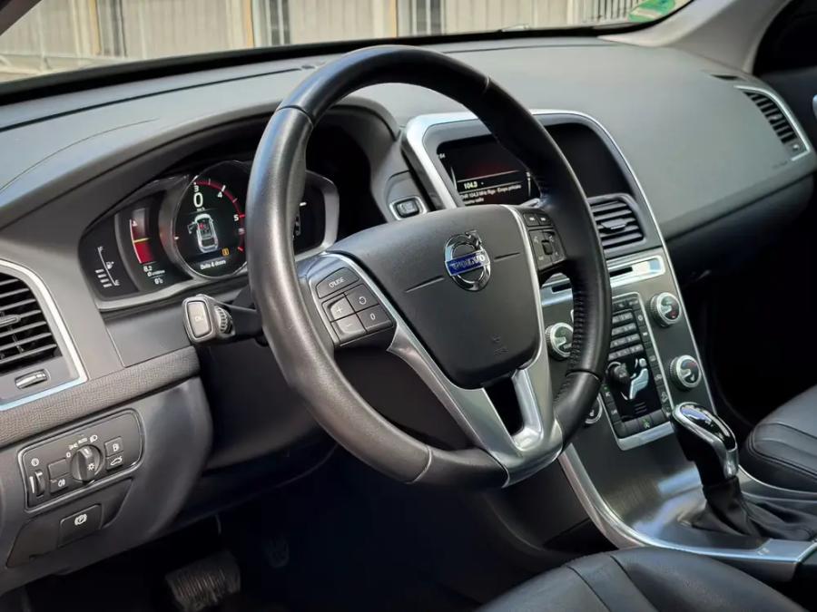 Black Volvo XC60 2016 in Riga, with an engine capacity of 2.40 L and mileage of 217 thousand km for 15400 €, photo 11 on AUTOMOTO.COM.LV
