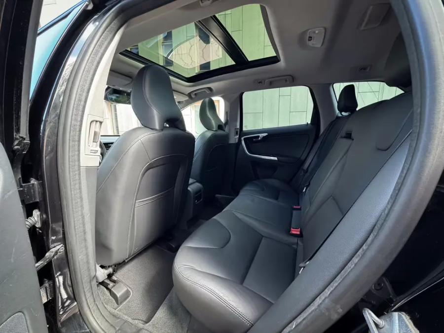 Black Volvo XC60 2016 in Riga, with an engine capacity of 2.40 L and mileage of 217 thousand km for 15400 €, photo 15 on AUTOMOTO.COM.LV