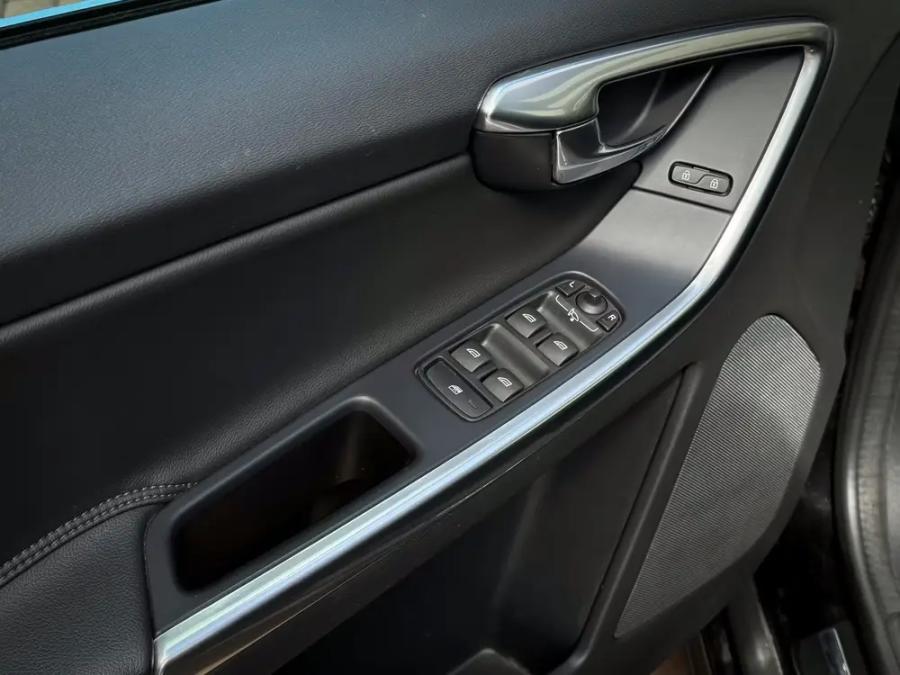 Black Volvo XC60 2016 in Riga, with an engine capacity of 2.40 L and mileage of 217 thousand km for 15400 €, photo 17 on AUTOMOTO.COM.LV